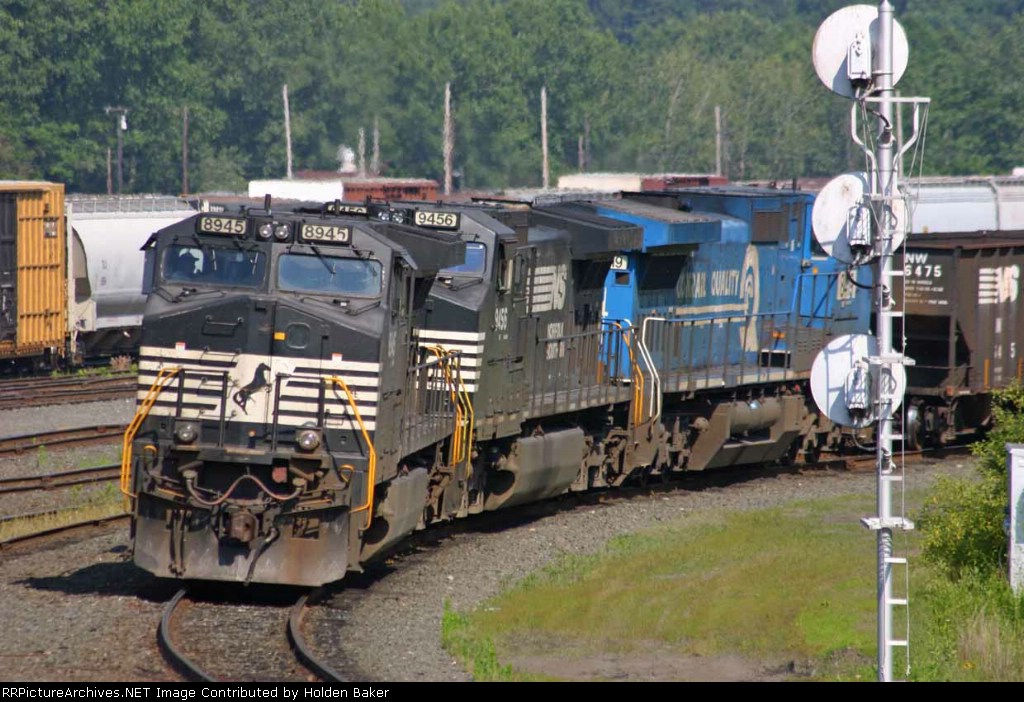 NS 8945 leads through the yard